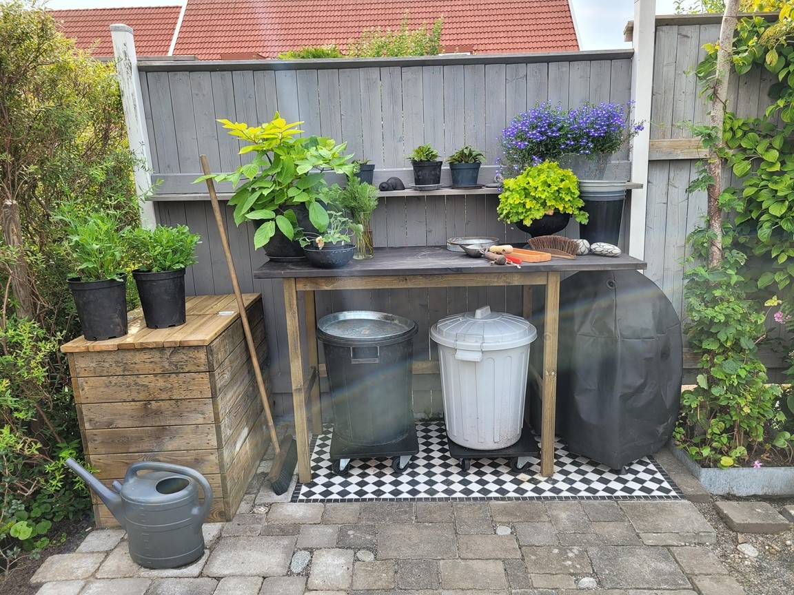 Liten radhus-trädgård med stort innehåll. - Riksförbundet Svensk Trädgård